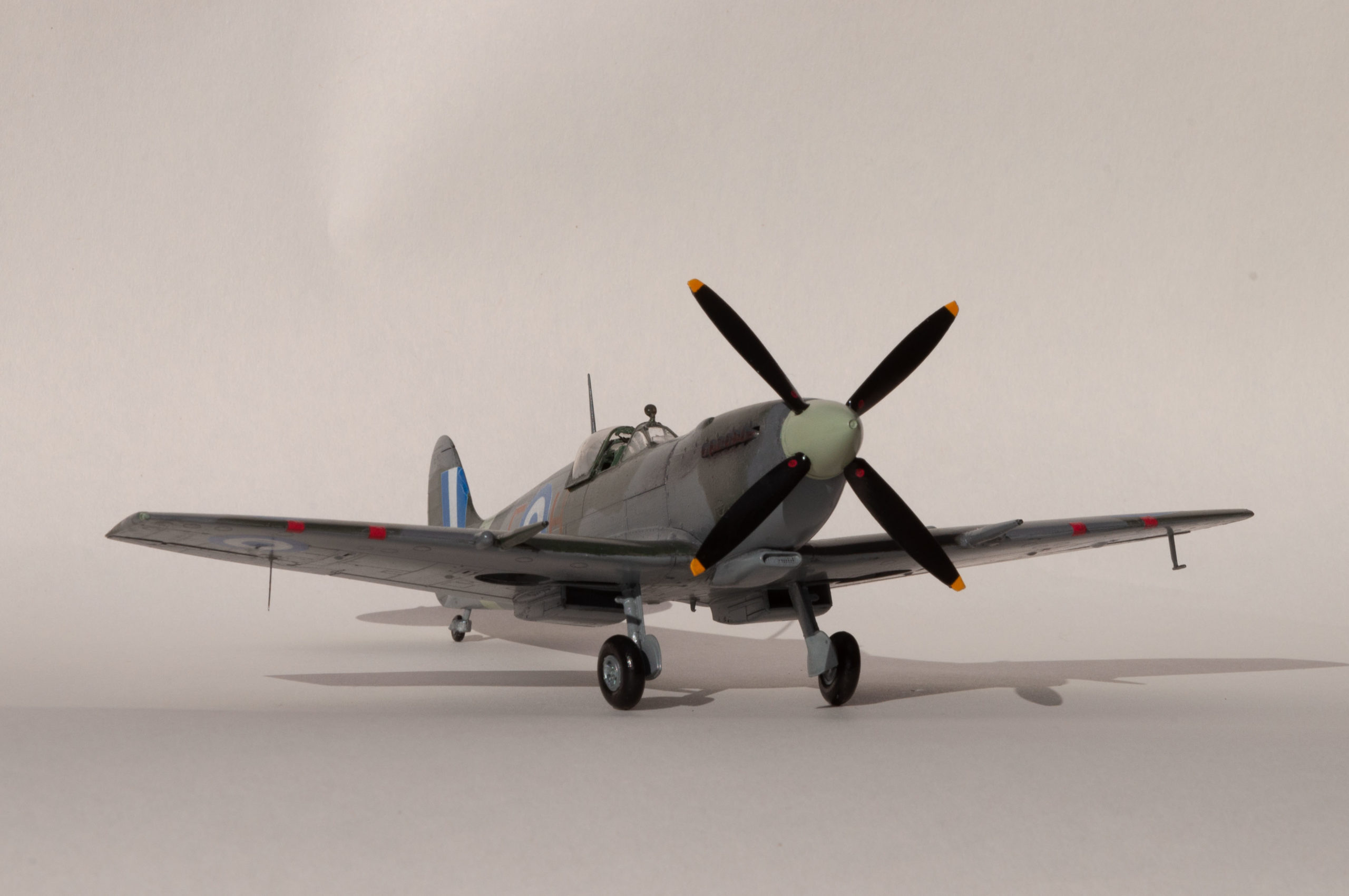 Supermarine Spitfire LF Mk.IX - studio 1:48